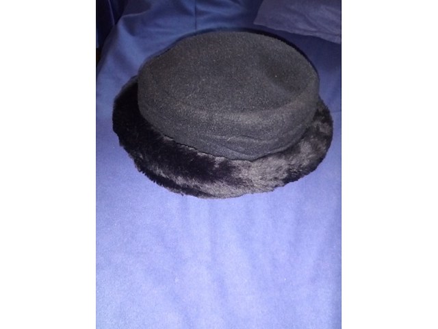 Crna kapa za zimu (šešir)