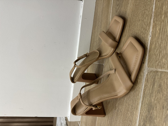 Nove Stradivarius sandale