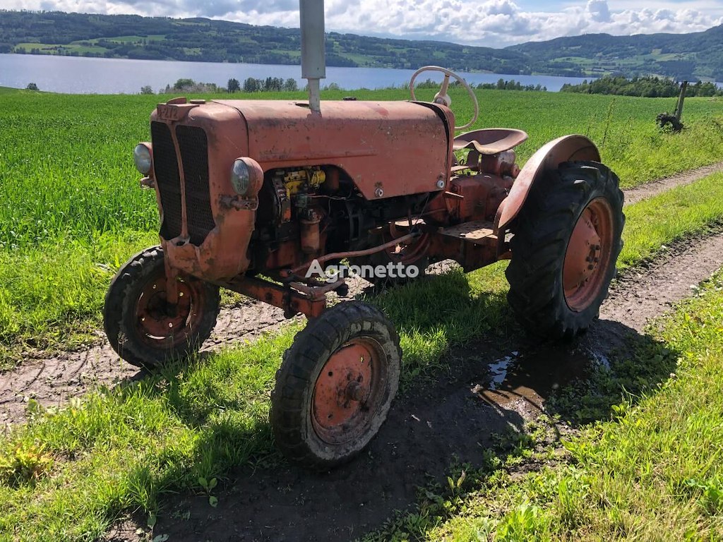 Prodaje se Allis-Chalmers Andre Allis Chalmers 272 traktor točkaš na aukciji