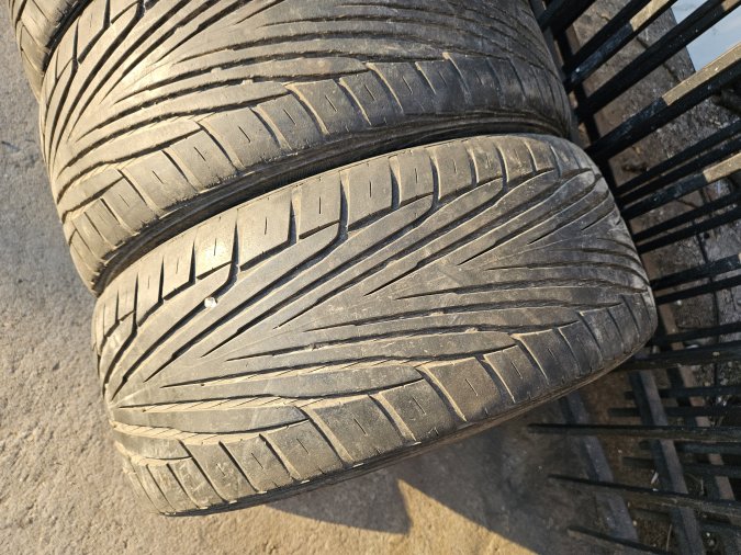 225/40 R18 Uniroyal