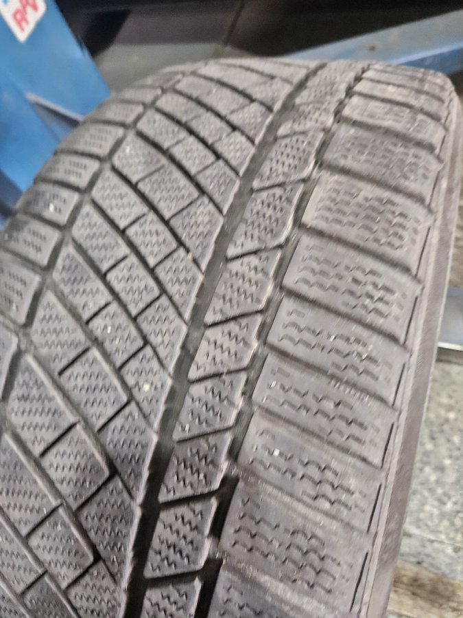 245/35 R19 CONTINENTAL