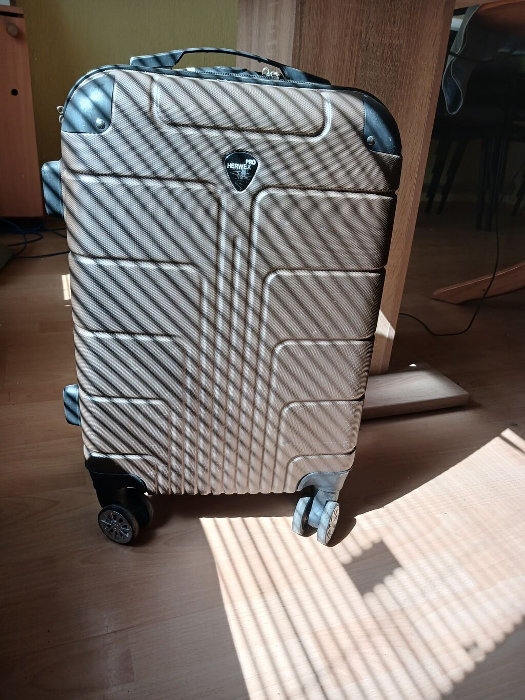 Prodajem polovne kofere za putovanje. Dimenzija 34x56 cena 2500