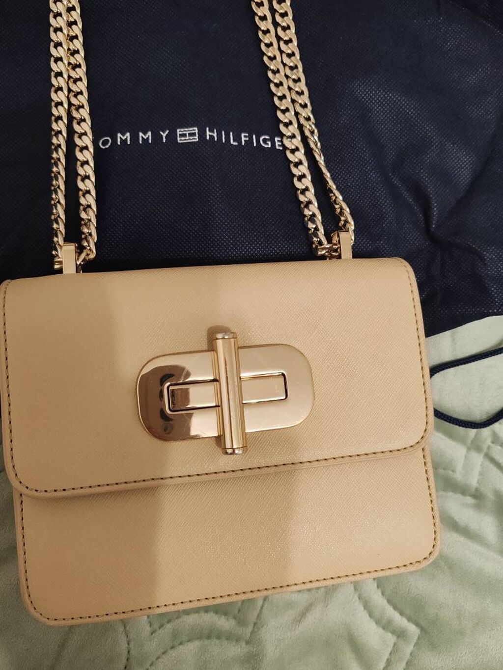 Tommy Hilfiger bež torbica Handbag Turn Lock Mini Crossover Sa zlatnim