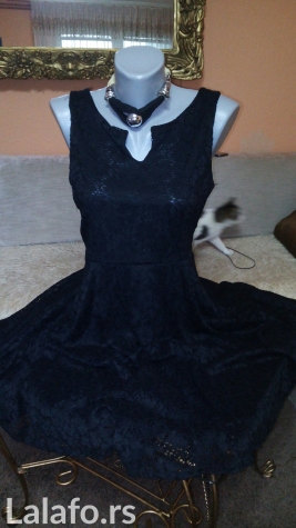 Neizbezna mala crna haljinica cipkana i sa ziponom od 3,40 m