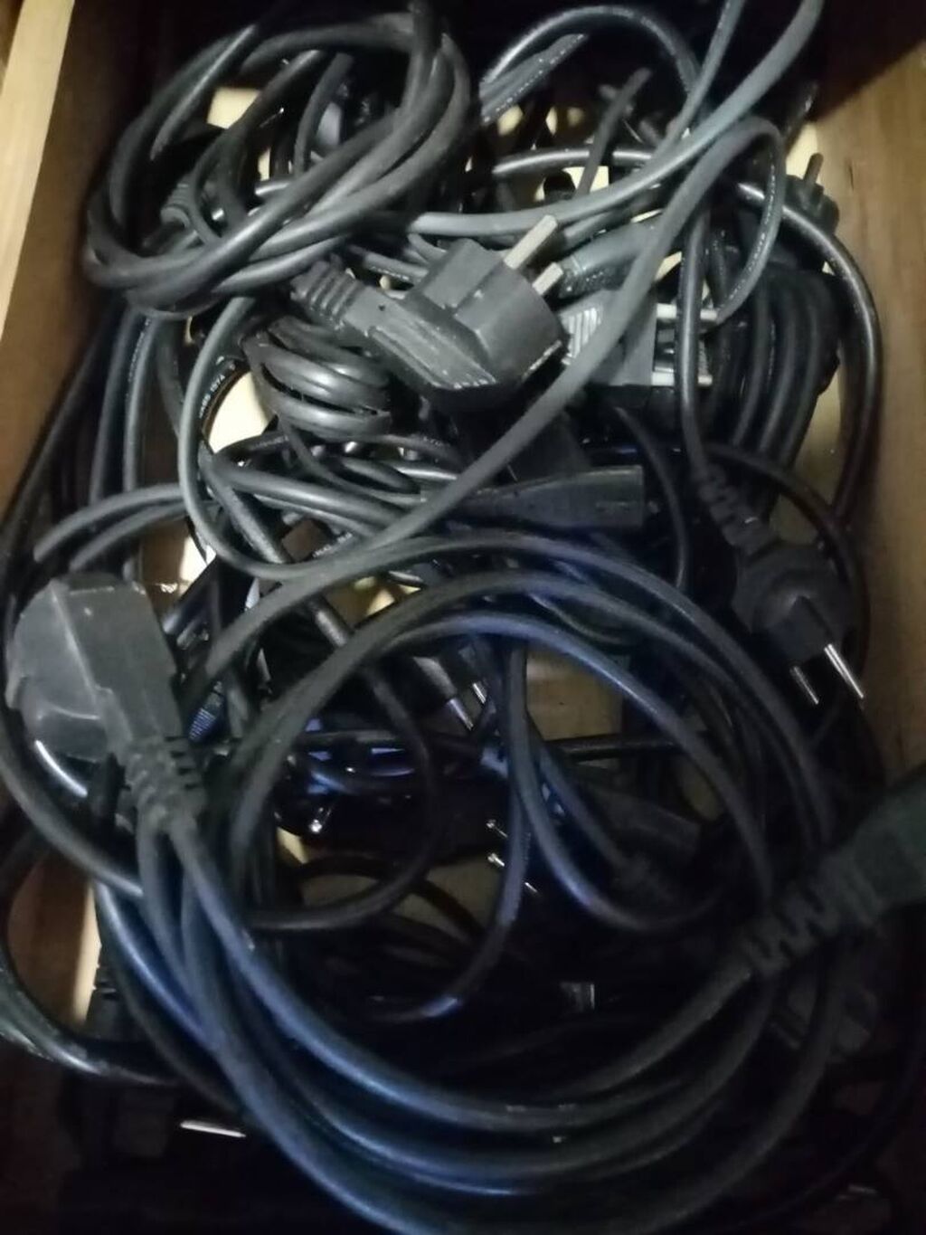 Naponski kablovi za racunar, monitore n stanju vise komada. Cena