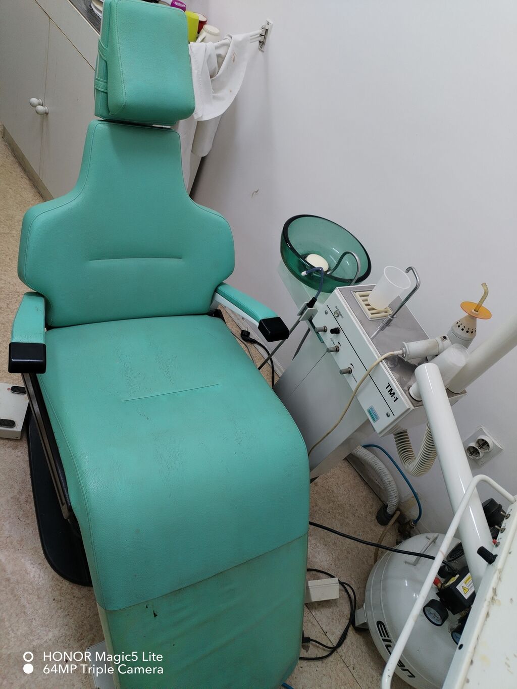 Na prodaju komplet stomatološka stolica, kompresor, sterilizator