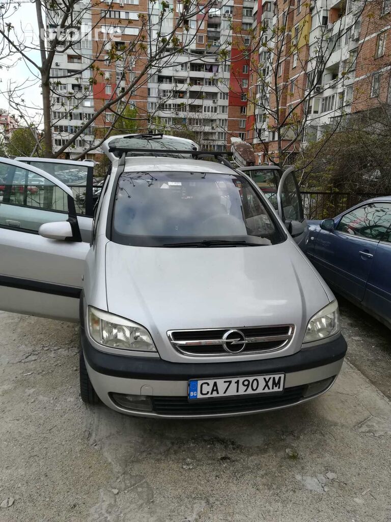 Opel Zafira minivan