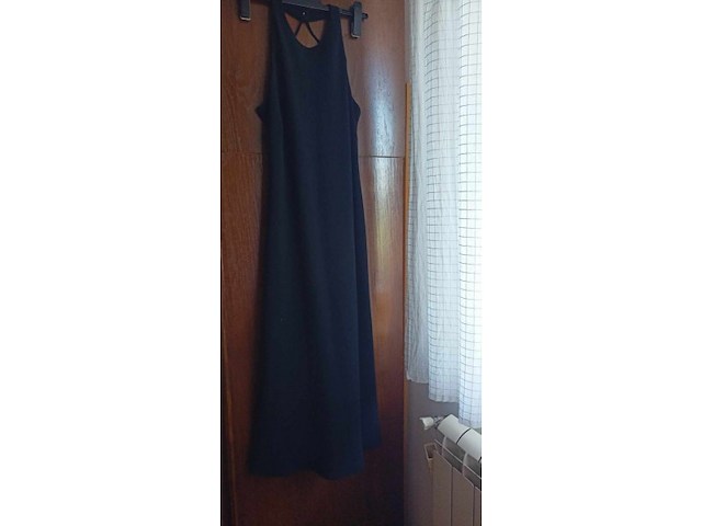 duga crne boje haljina sa ukrštenim bretelama na leđima