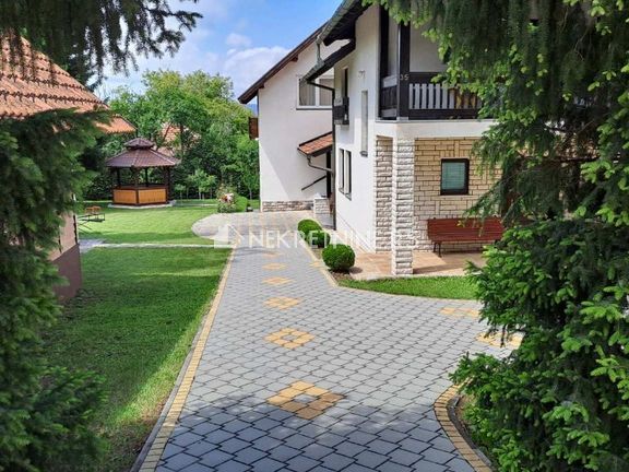 ZLATIBOR - ČAJETINA - Dve kuće na placu 400m2+12,6 ari placa ,uknjiženo