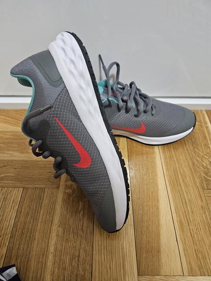 Nove Nike revolution patike 39 broj