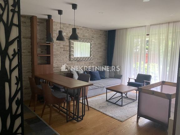 Retko u ponudi! Apartman sa dvorištem