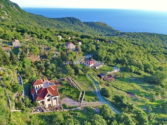 Vila na Budvanskoj rivijeri sa panoramskim pogledom na more i #Sveti Stefan.
Kuća ima 4 kata plus...