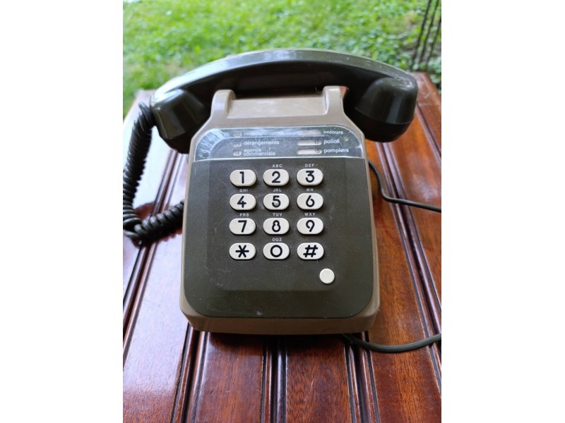 Retro telefon sa špijunkom