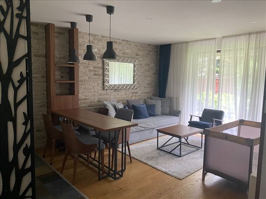 Retko u ponudi! Apartman sa dvorištem