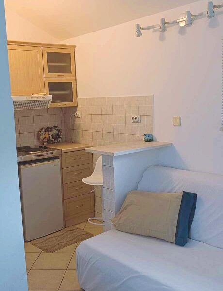 Izdajem studio-apartman u Meljinama