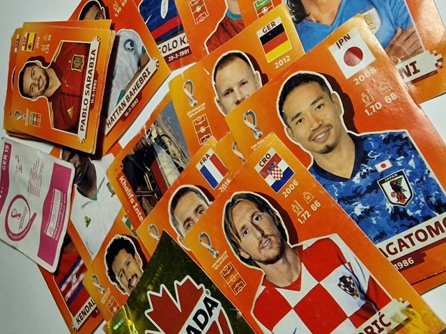 46 sličica Fifa 2022 Qatar Panini oštećene