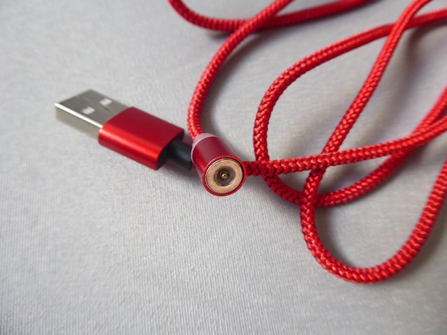 USB kabl sa magnetom