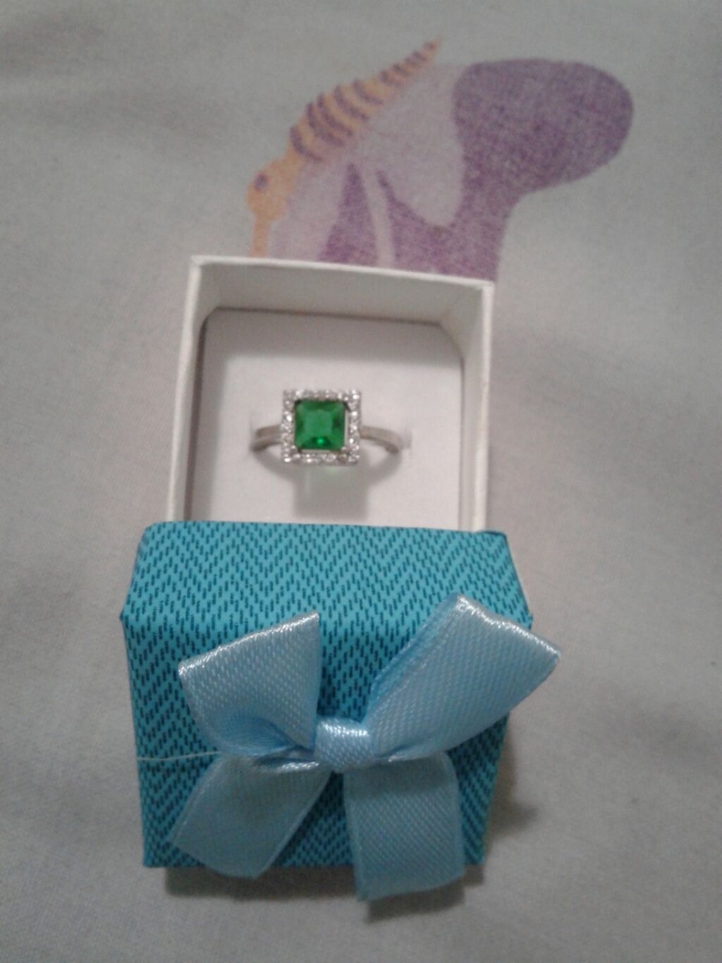 Srebrni prsten sa zelenim kamencicem i cirkonima, prelep