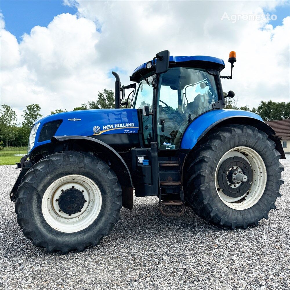 Prodaje se New Holland T 7.250 Auto Command traktor točkaš na aukciji