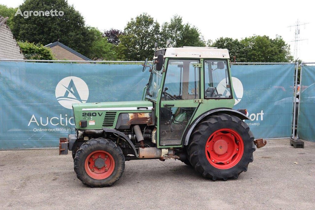 Prodaje se Fendt 260V traktor točkaš na aukciji