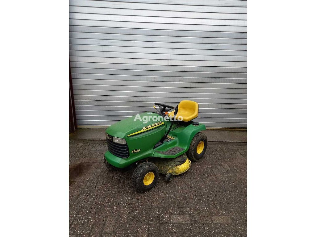 Prodaje se John Deere LT166 traktor kosilica na aukciji