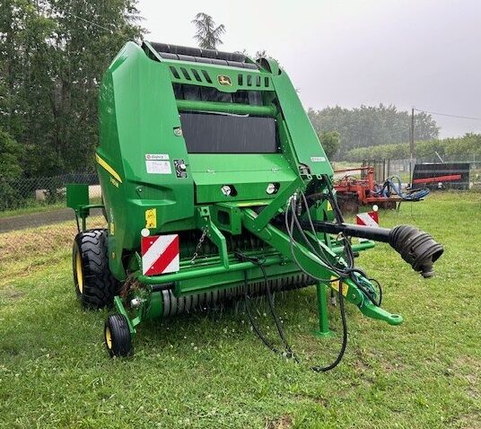 John Deere V451M balirka za okrugle bale