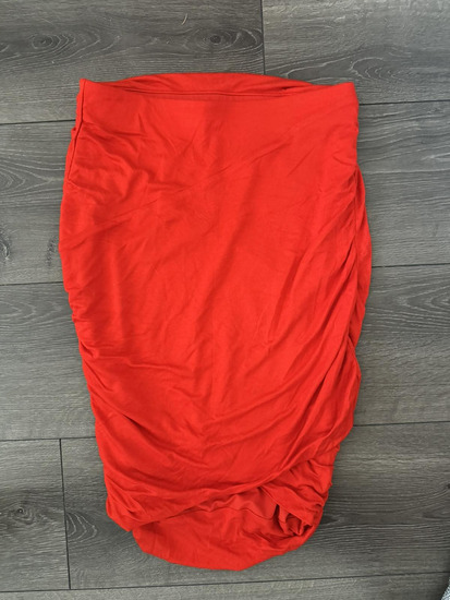 H&M crvena suknja uz telo