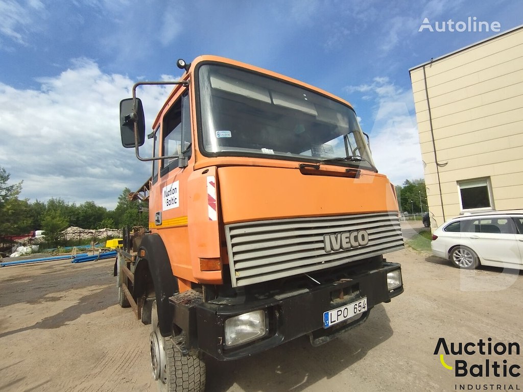 Prodaje se IVECO 180E 25 kamion platforme na aukciji