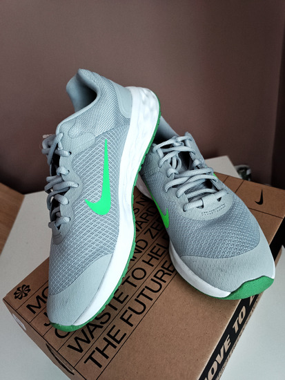 sada 2500 NIKE patike - Nove