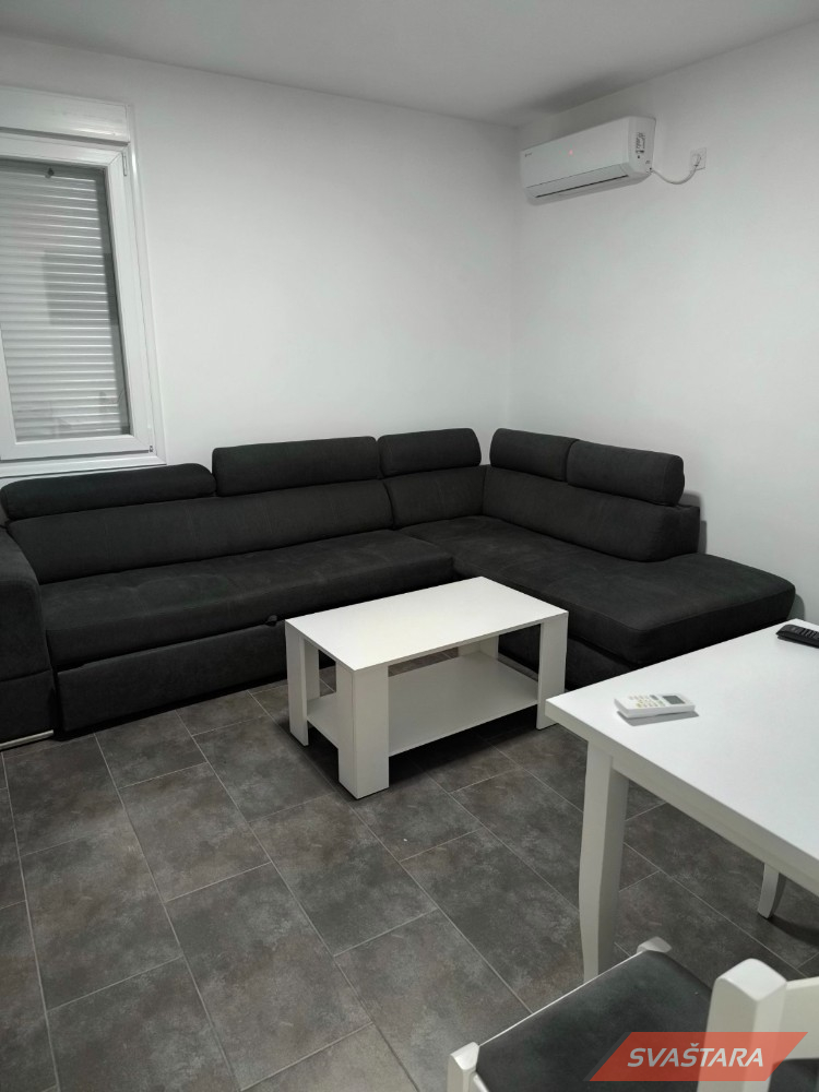 Izdajem apartmane u Kumboru