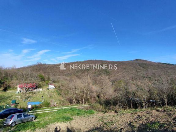 Gradjevinski plac 1350m Fruška gora Rakovac na vrhu brda za gradnju kuće