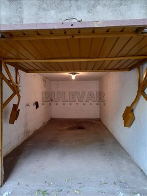 Izdaje se garaža na Bulevaru Nemanjića, 18m2