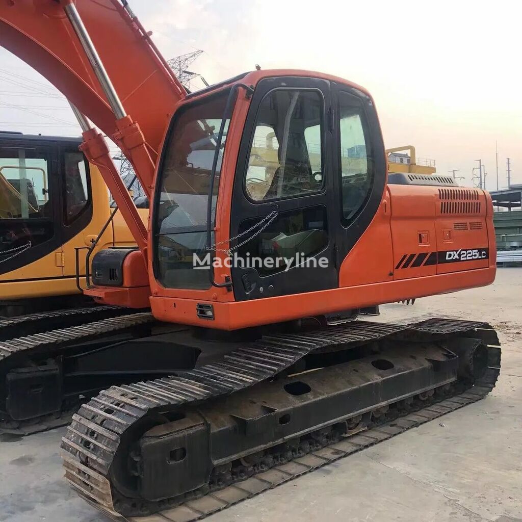 Doosan DX225 bager guseničar