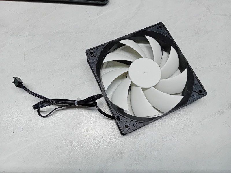 NZXT ventilator 12cm ispravan