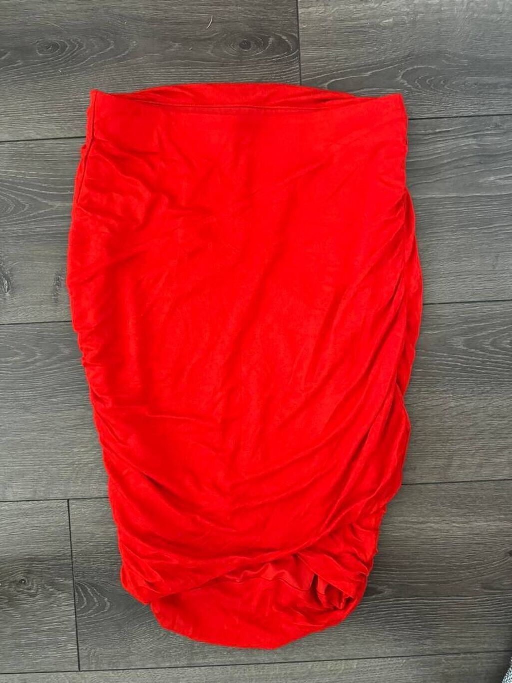 H&M crvena pencil suknja, uz telo. Elastična je u pojasu