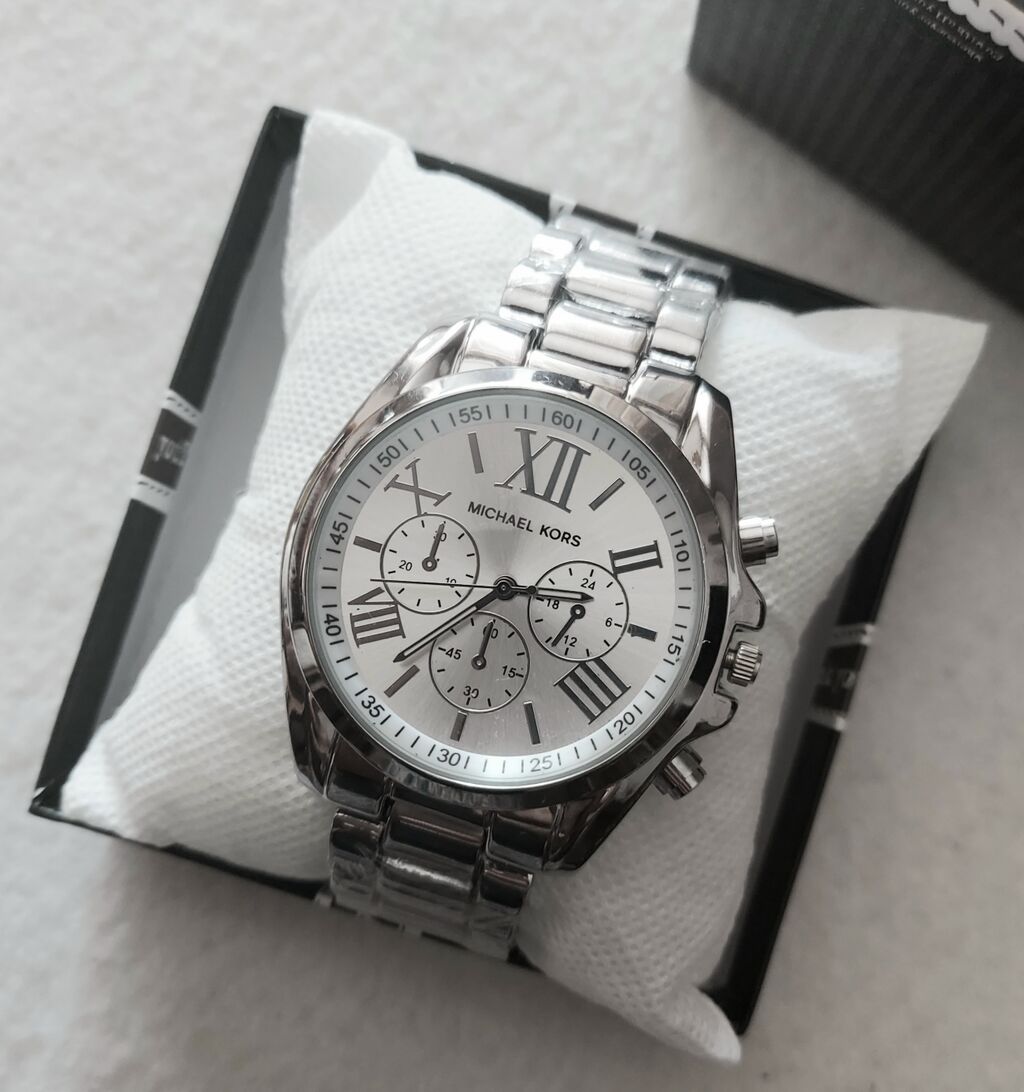 Divan Michael Kors sa brojčanikom prečnika 44 mm. Kućište i narukvica