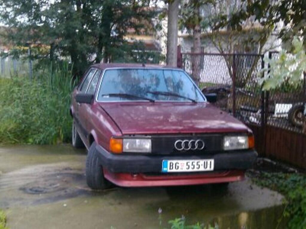 Audi 80 u delovima. Vise komada, dizel/benzin. Dobri motori