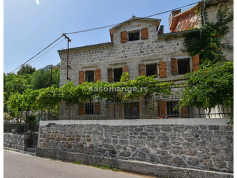 Kamena vila pored mora sa šest spavaćih soba