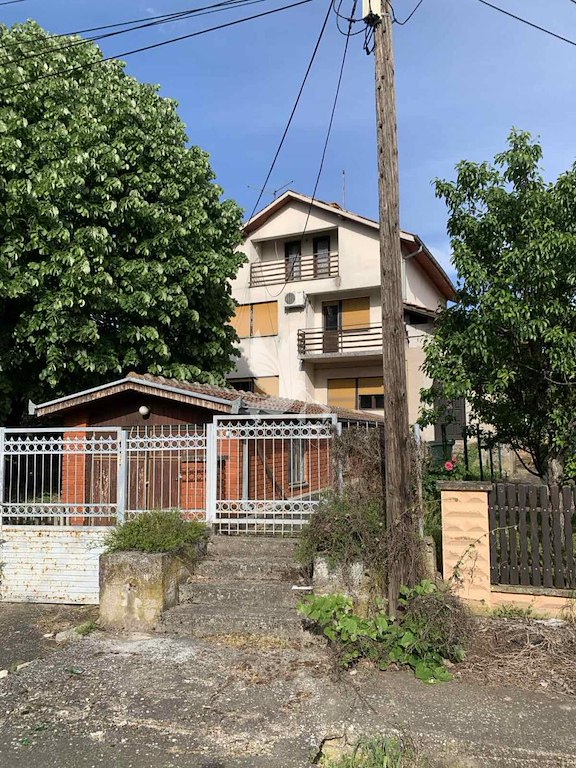 Velika kuća na dobroj lokaciji, Mladenovac, Selo Mladenovac #K705 #1577 97.000 €