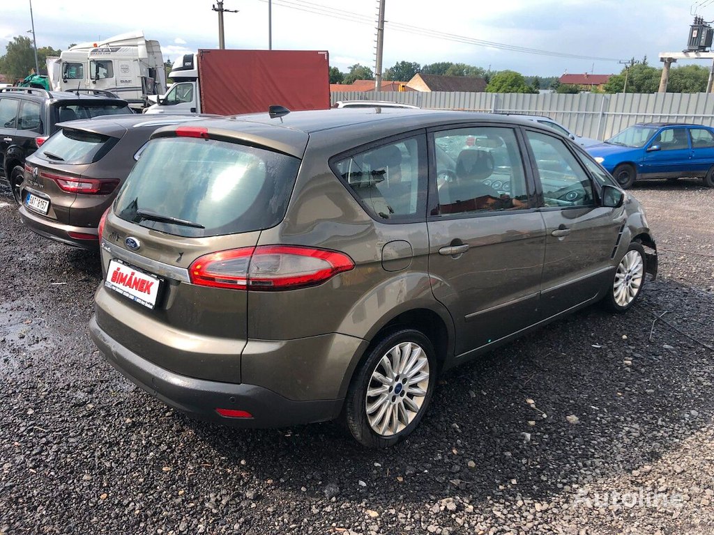 Ford S-MAX minivan