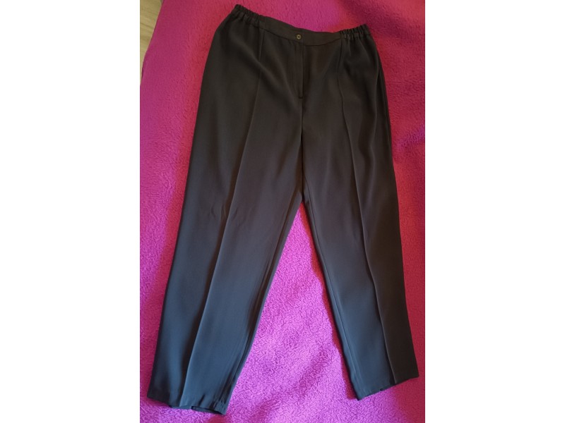 Nove zenske pantalone, vel. 52