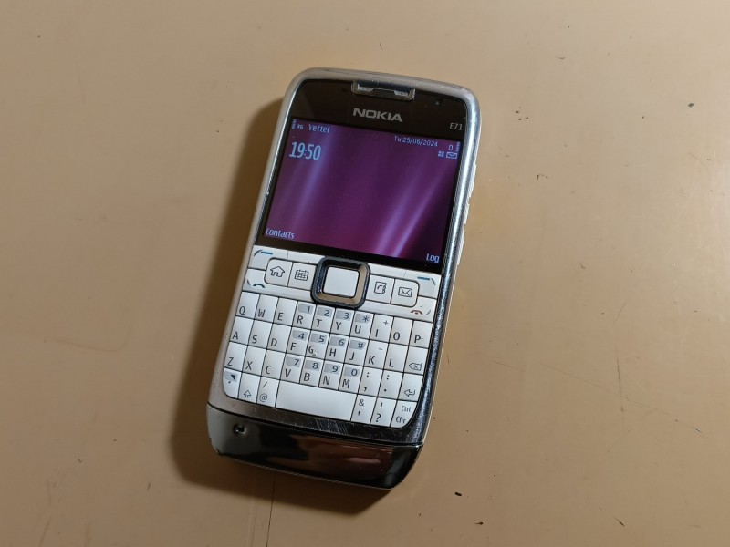 Nokia E71 - bela