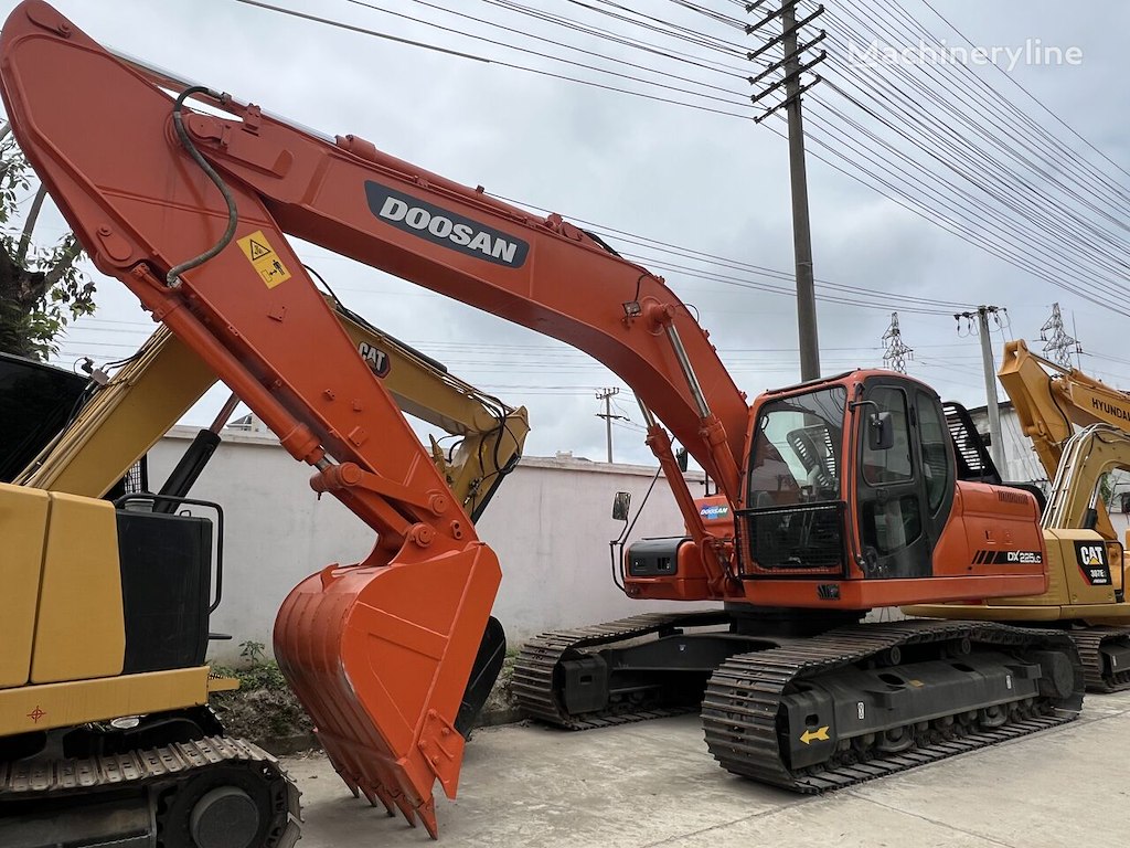 Doosan DX225LC bager guseničar