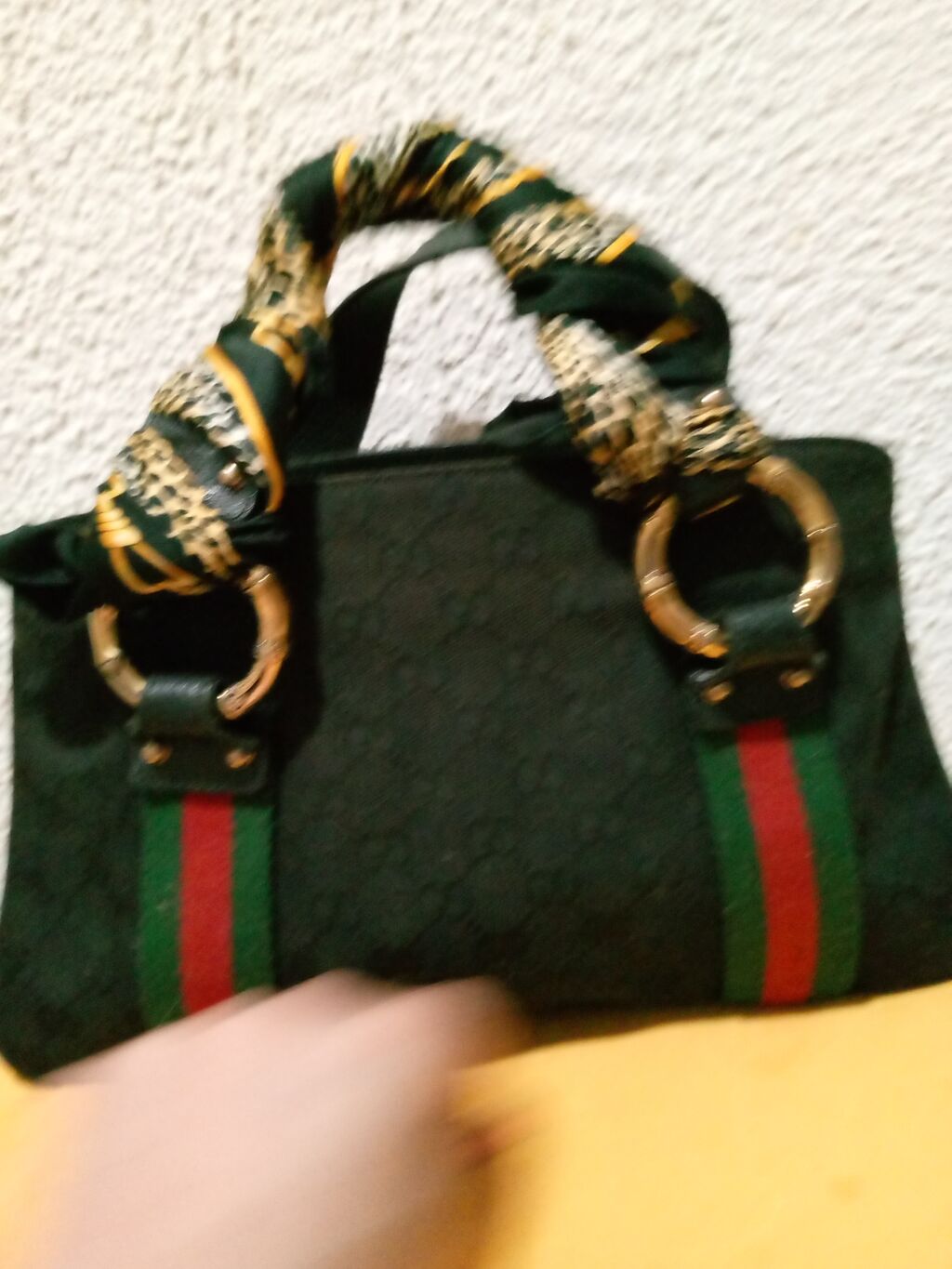 Gucci vintage torba sa koznim ruckama ima ttri pregrade i mali džepic