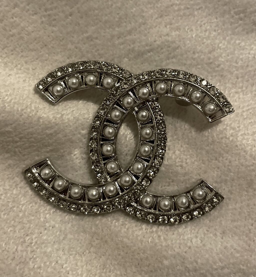 Chanel broš nov,Sirina 5cm,visina 3,5cm.Listajte slike