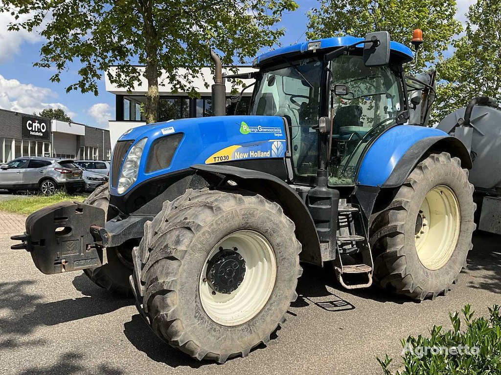 Prodaje se New Holland T7030 traktor točkaš na aukciji