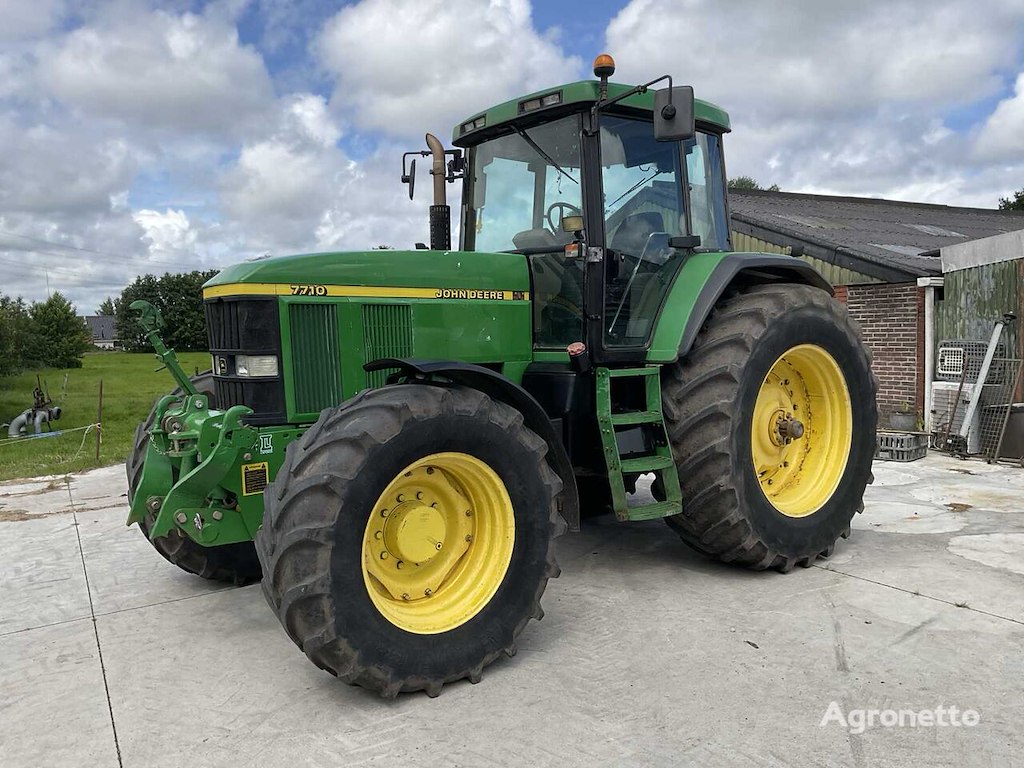 Prodaje se John Deere 7710 traktor točkaš na aukciji