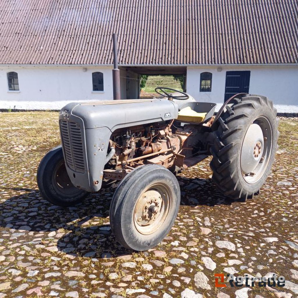 Prodaje se Massey Ferguson MF35 traktor točkaš na aukciji