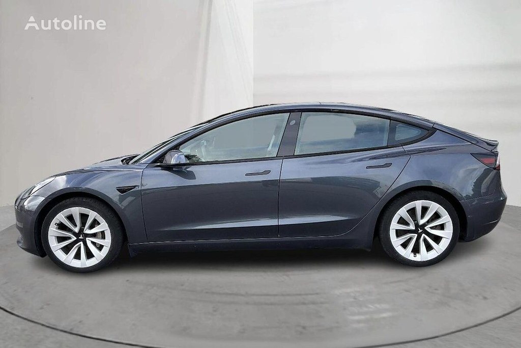 Prodaje se Tesla Model 3 sedan na aukciji