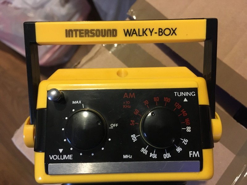 * Intersound * - Lep mali radio na baterije.